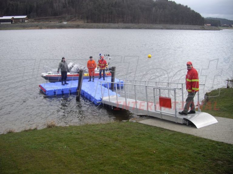 Wartungsfreier Booststeg aus Pontons - duwe.de