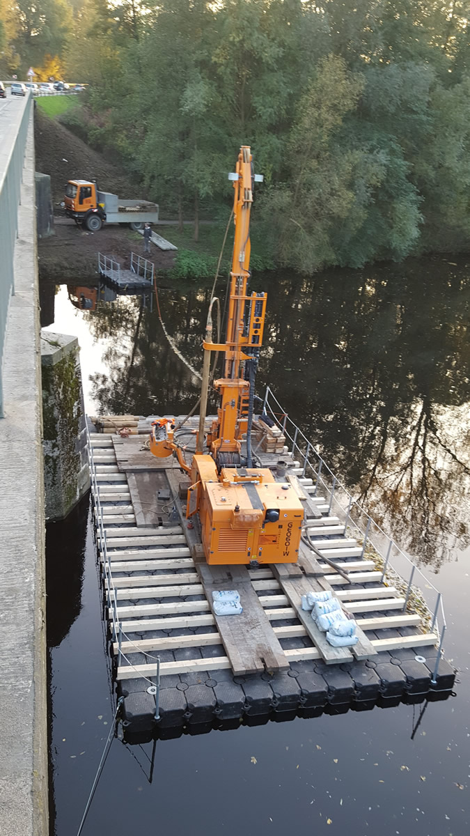 Bohrponton / Schwimmende Bohrplattform an der Enz