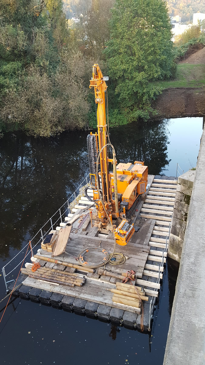 Bohrponton / Schwimmende Bohrplattform an der Enz