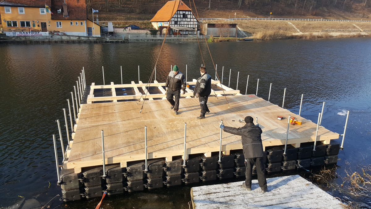 Schwimmende Plattform für Bohrarbeiten im Fluss Main