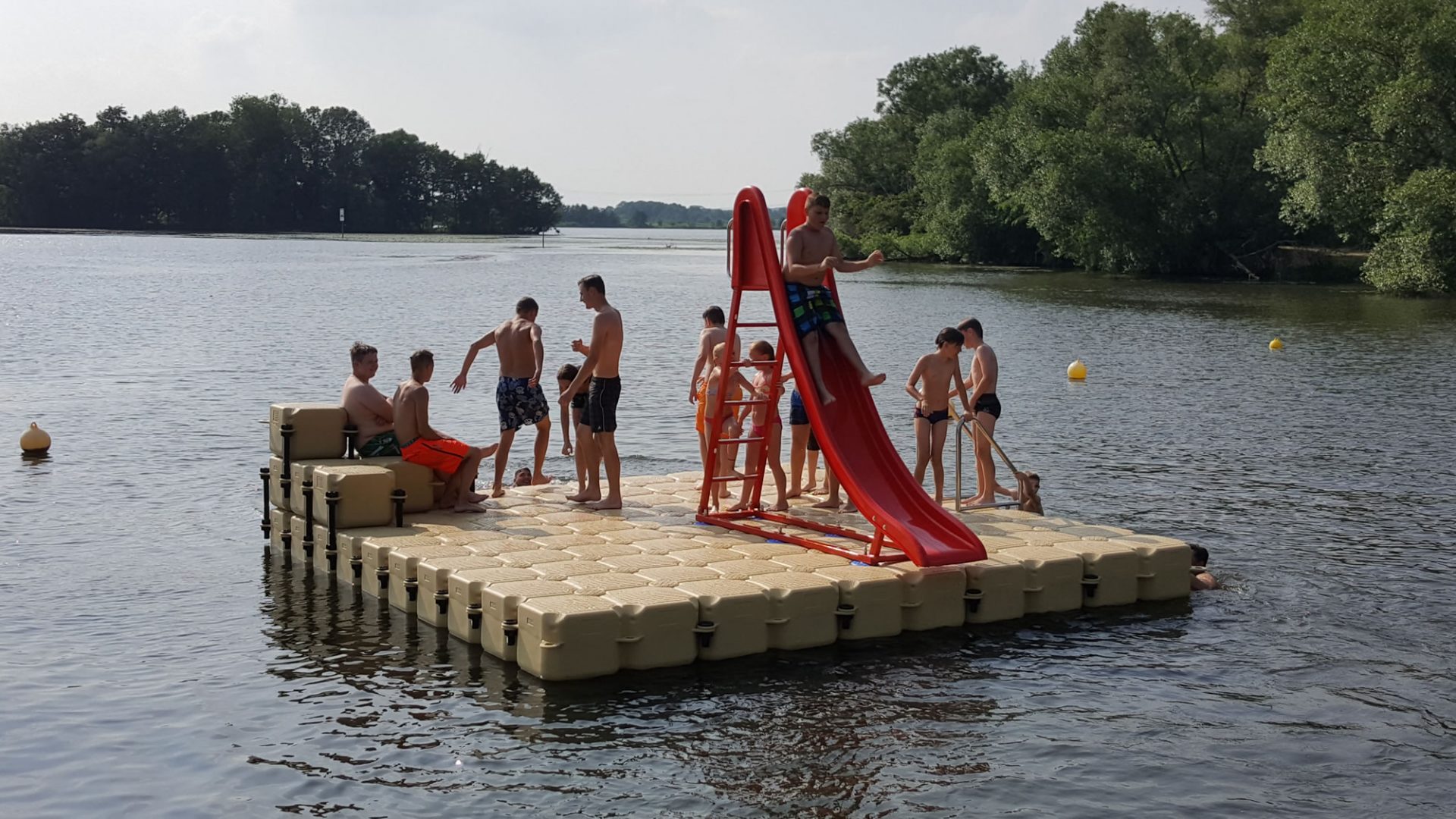 96. Schwimmende Badeplattformen aus JETfloat Pontons mit Rutsche - Duwe