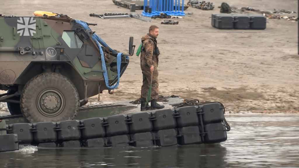 Widerstandsfähige Bundeswehr Floatcube Pontons kaufen - duwe.de