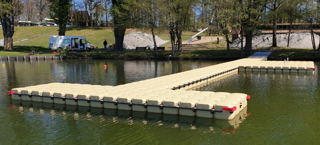 Bootssteg aus Ponton Schwimmkörpern für Bootsverleih